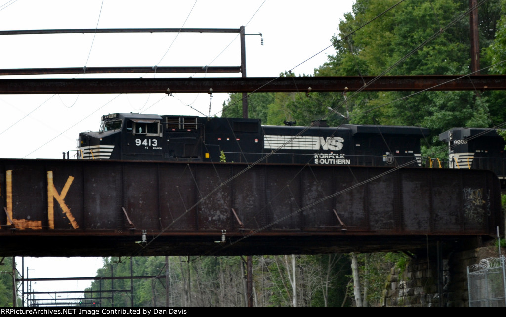 NS C40-9W 9413 leads 17G through West Lang